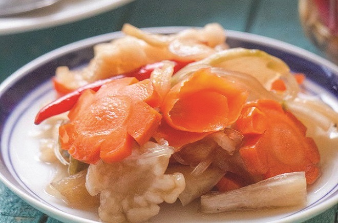 Cách muối dưa món ngày Tết ngon giòn cùng vị chua ngọt tự nhiên